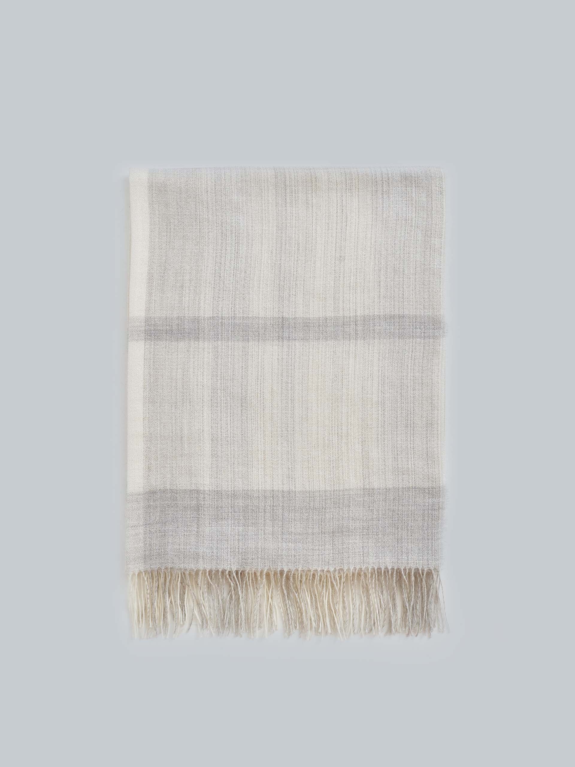 Wingapo Shawl Baby Alpaca Color Ecru Ii
